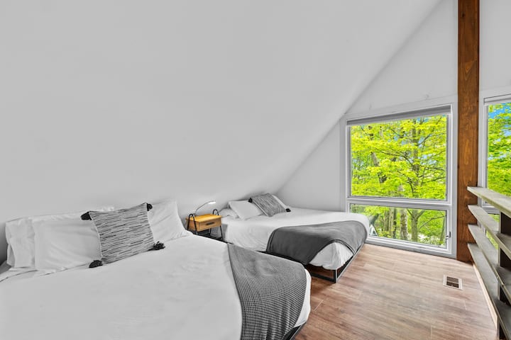 Dog-friendly Pocono Chalet W/ Hot Tub, Indoor Pool - Kalahari Indoor Waterpark, Pocono Manor