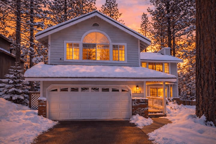 Near Heavenly, 10 Beds, Game Room, 3 Living Areas - South Lake Tahoe, CA