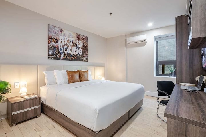 Modern Mood King – Downtown Mtl - Montreal