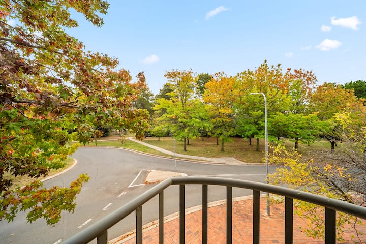 Stylish 1-bed Stay With Balcony & Study Room - Canberra