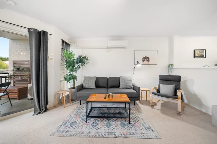 Stylish 1-bed Stay With Balcony & Study - Canberra