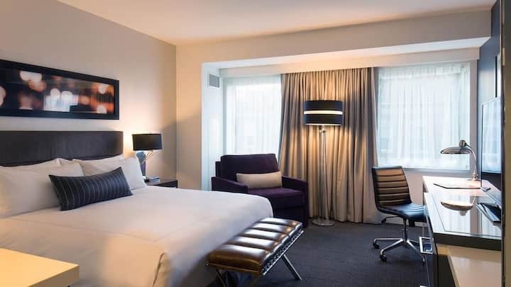 Stylish Room With Rooftop Lounge & City Views - Chicago, IL