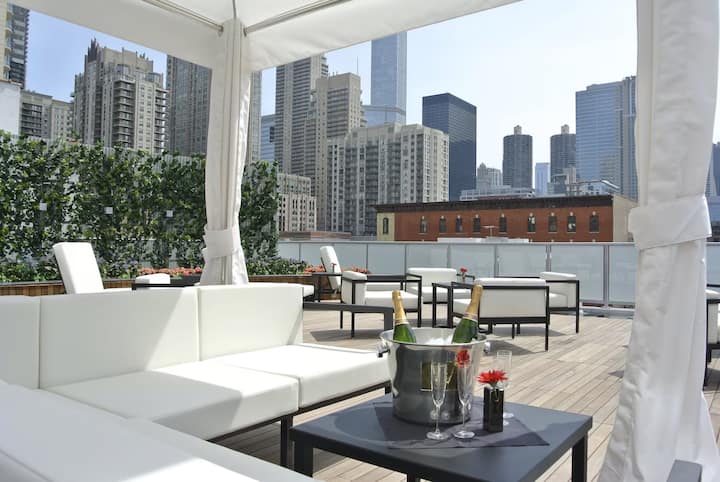 2 Relaxing Urban Rooms With Rooftop Lounge Access - Chicago
