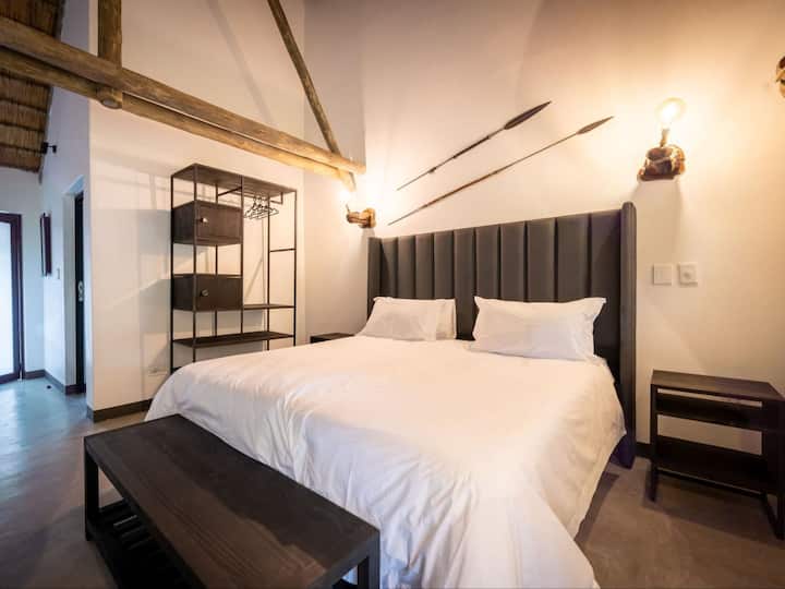 Sunbird Oasis Lodge | Superior Deluxe - Acornhoek