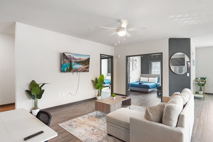 Luxurious King 3 Bedroom Suite—in North Raleigh! - Wake Forest, NC