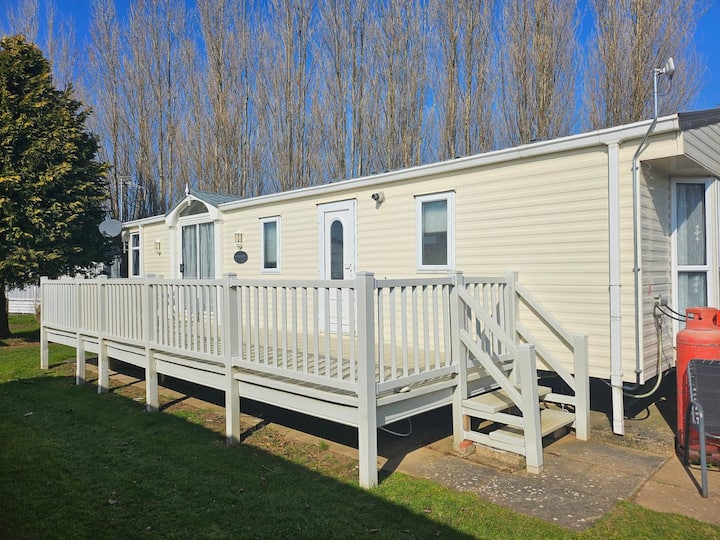 Lovely 6 Berth Caravan With Decking, Ref 23029t - Hunstanton