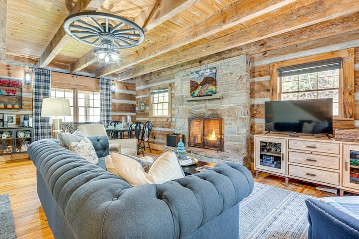 Hot Tub, Fire Pit & Creek Access: Whittier Cabin! - Cherokee, NC