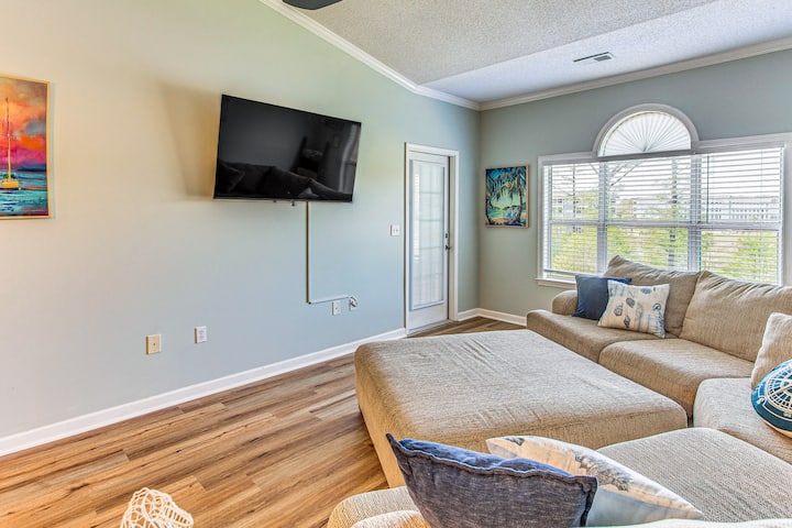 Balcony + Pool Access: Serene Little River Retreat - Little River, SC