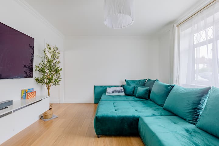Spacious 4bd Home With Large Garden, East London - Leyton