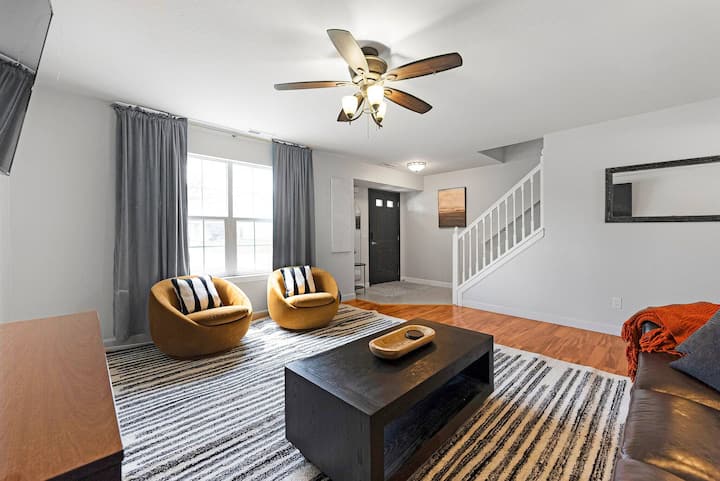 Huntertown 4 Bed! Pets Love Fenced Yard & Garage - Fort Wayne, IN