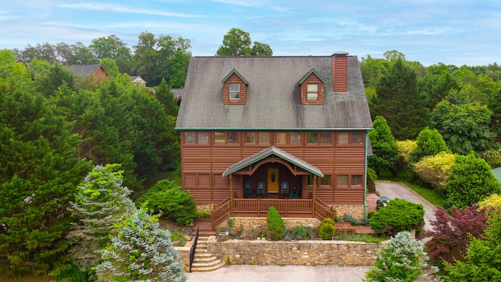 Mountain Luxury W/ Game Room, Theater, Hot Tub - Pigeon Forge
