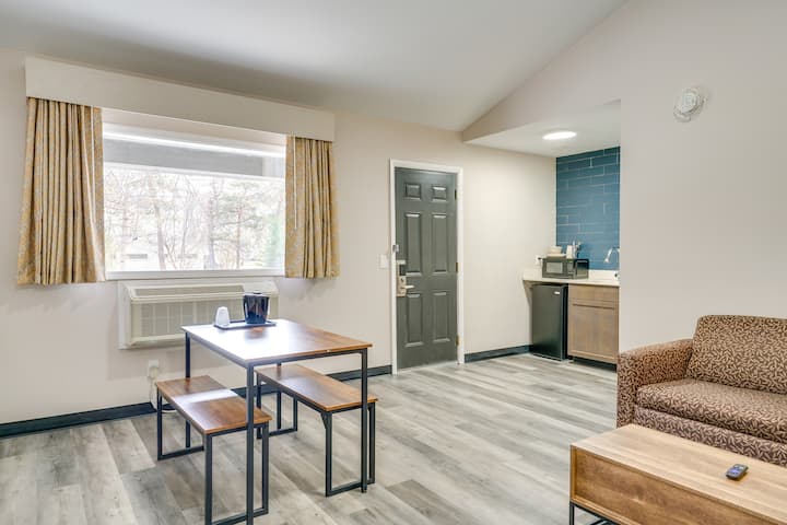 Walk To Shopping & Dining: Port Huron Studio - Sarnia