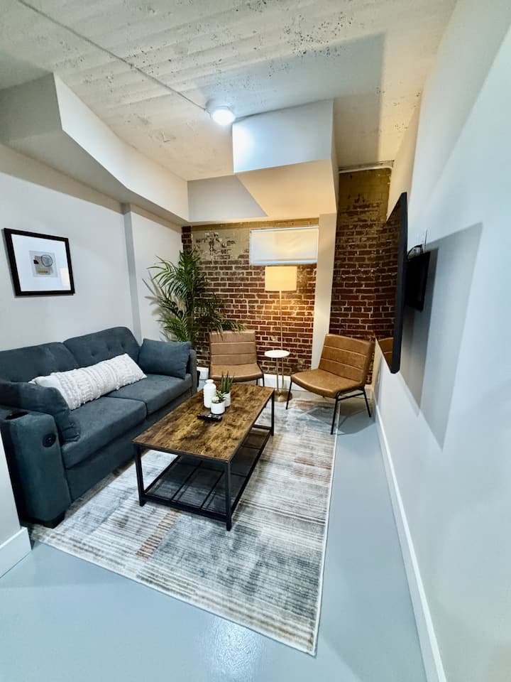 Explore Downtown From Your Stylish Apartment - Burritt on the Mountain