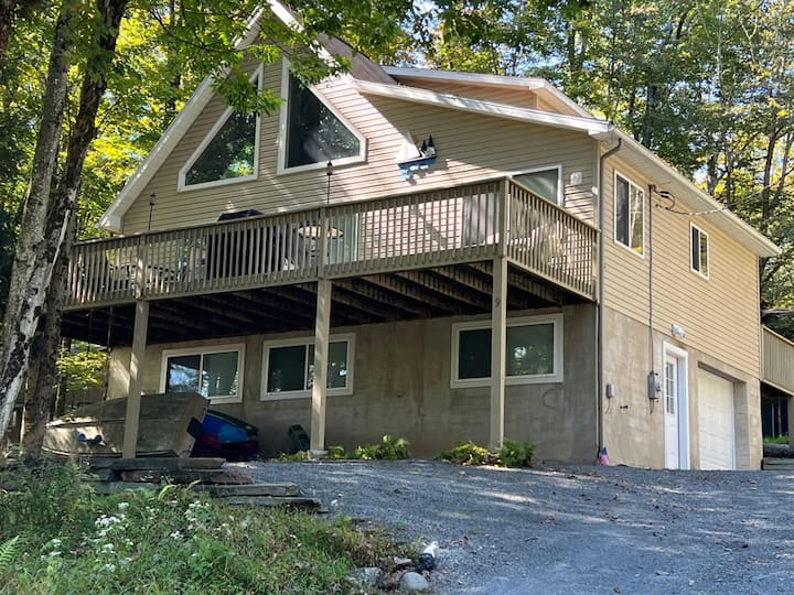 The Chalet At Beaver Lake|kayaks|firepit|fireplace - Lake Wallenpaupack, PA
