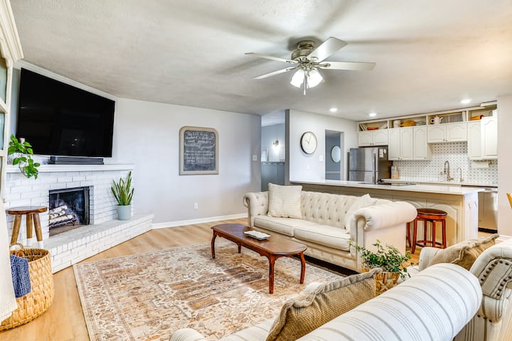 3 Mi To Nrh2o Water Park: Home W/ Furnished Patio - C&A, North Richland Hills