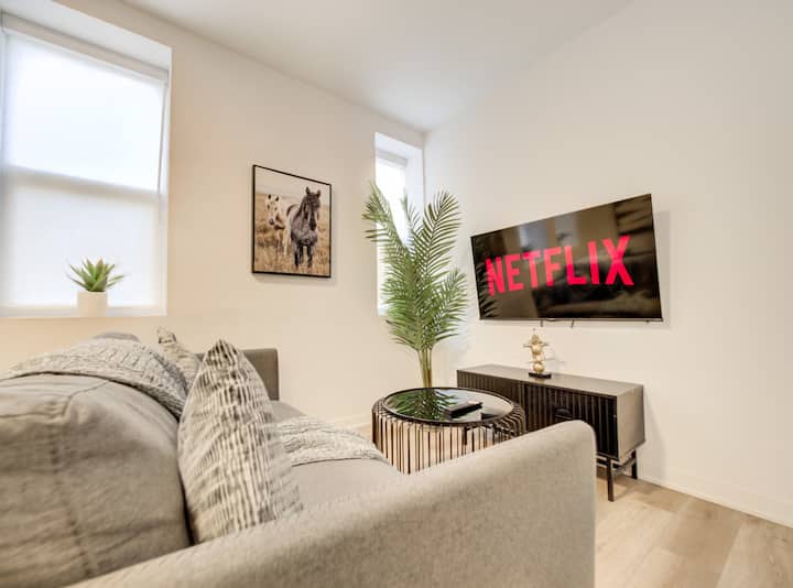 Urban Nest 2 Br Downtown Atwater Metro Station - Montreal