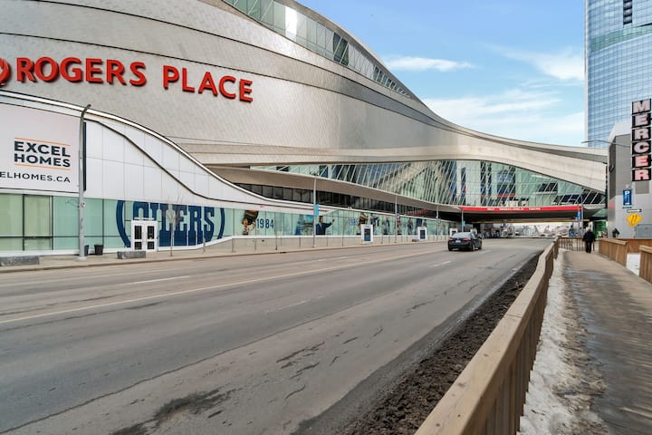 Roger - Luxury Ice District Suite - Pool & Parking - Edmonton