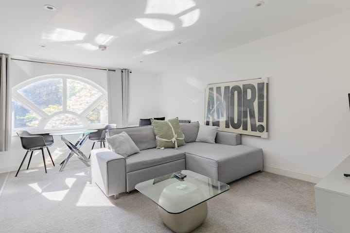 Bright Canal-side Flat, Canada Water - London