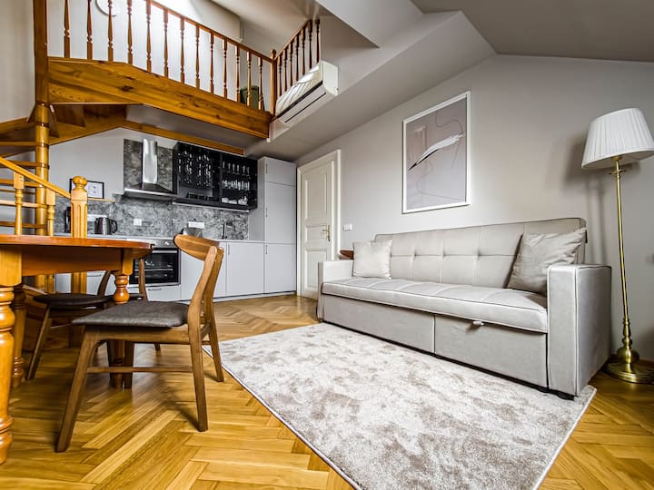 Under The Bells Of Týn Church - プラハ