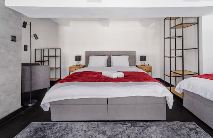 Airy Apartment With Balcony - Prague