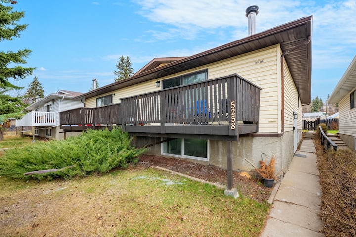 2-bedroom Lower Unit Near Bow River W Wifi & Desk - Calgary