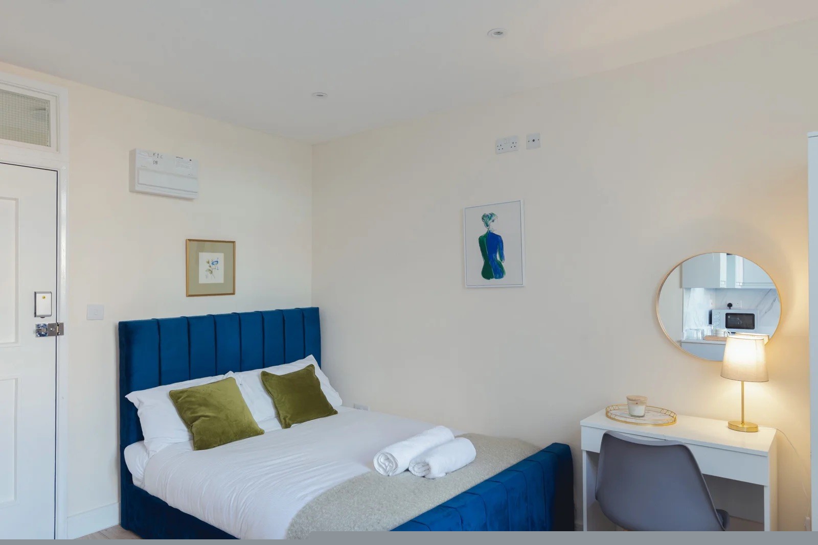 Crendon House Cosy Studio - Sleeps 2 & Kitchen - High Wycombe
