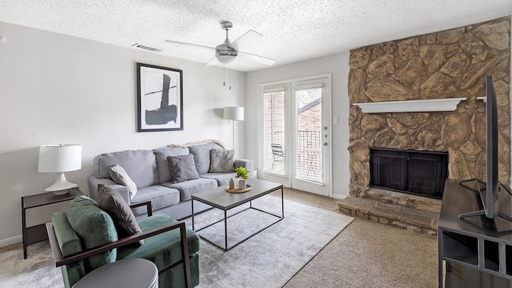 Landing | Stylish 2bd, Pool, Gym - Denton, TX