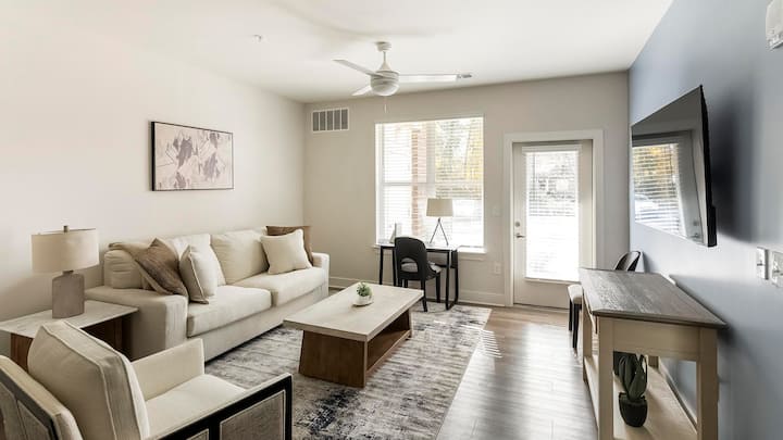 Landing | Stylish 1bd, Courtyard, Pool - Huntsville, AL