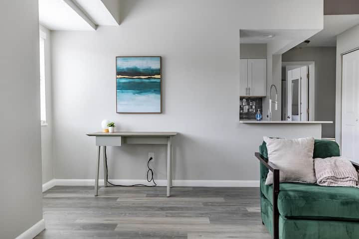 Landing | Chic 1bd, Yoga Studio, Gym - Fishers, IN