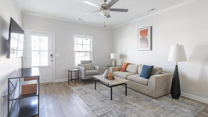 Landing | Stylish 2bd, Gym, Courtyard - New Hope, AL