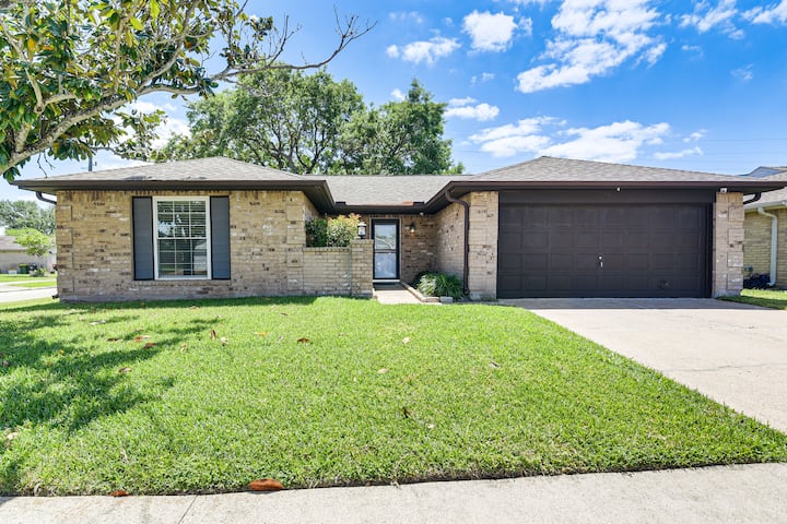 Patio, Fire Pit & Yard: Family Home In Pearland - Pearland, TX