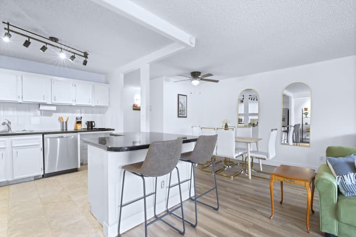 Stylish Suite At Stampede W/ Free Parking, Ac - Calgary