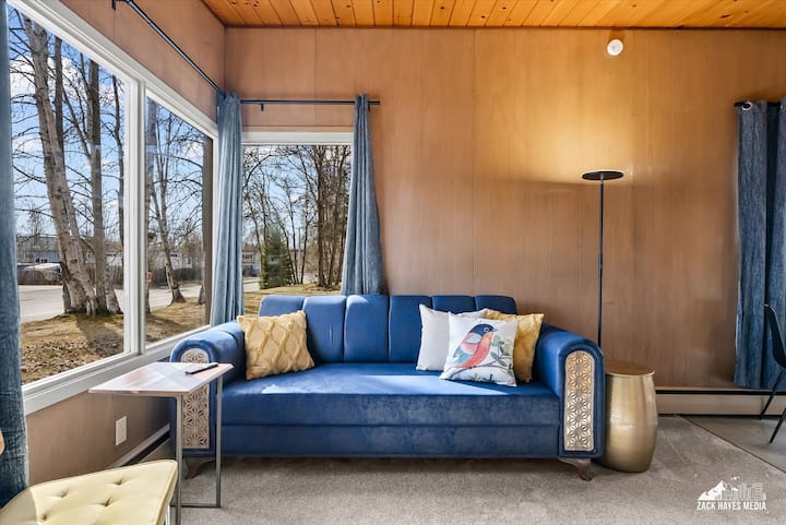 Near Airport - Cozy Mid-century Getaway - Anchorage, AK