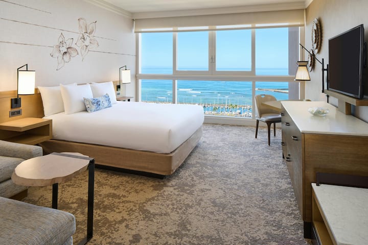 Ocean Front Harbor Room With 1 King Bed - Honolulu, HI