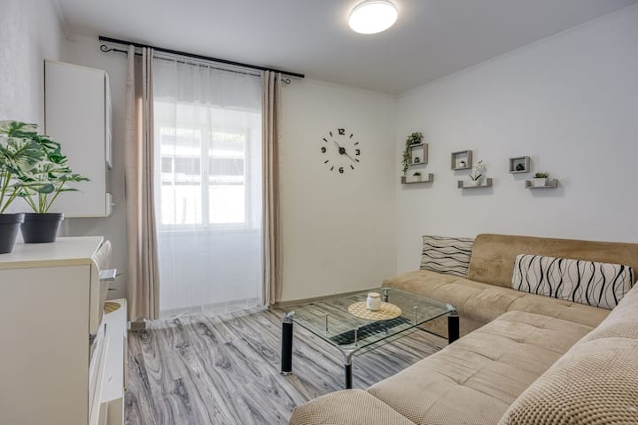 Lovely Holiday Home Near The Bus Station - Pola