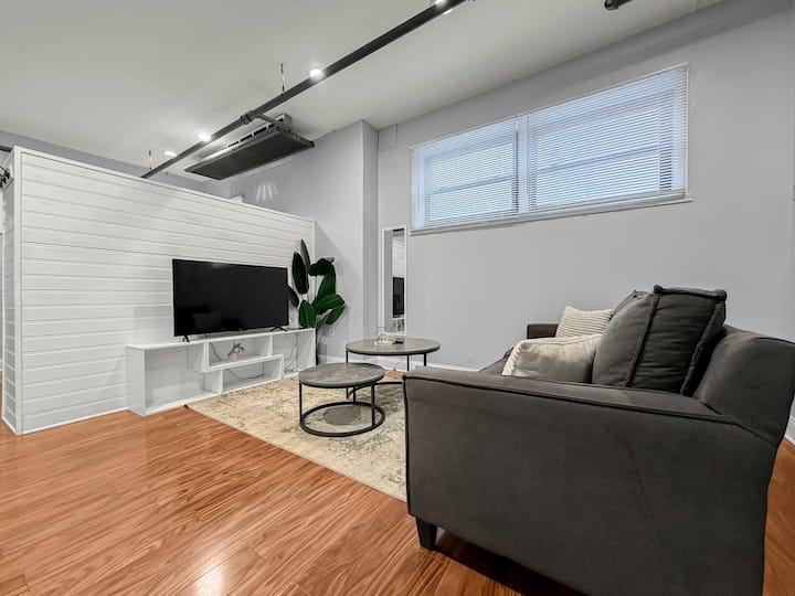 Chic & Fully Furnished Urban Studio Apartment - Chicago
