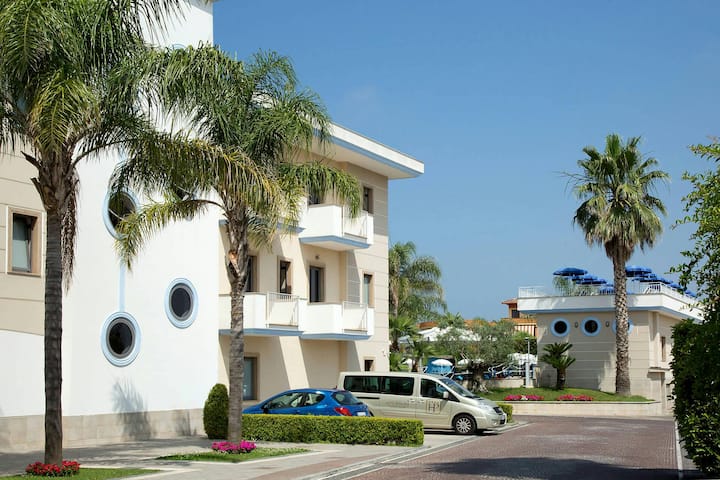 Elegant Room With Balcony - Pozzuoli