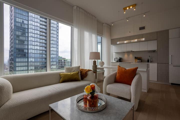 Elevated Living: Chic High-rise Stay In Dt Mtl - Montreal