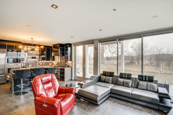 Road America Retreat: Modern Villa W/ Garage! - Elkhart Lake, WI