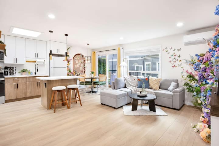 Secret Garden Bloom - 665sf 1br Queen Anne Condo - Seattle, WA