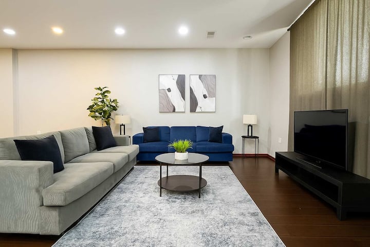 Lovely 2br W/ Parking Near United Center & Wrigley - Chicago, IL