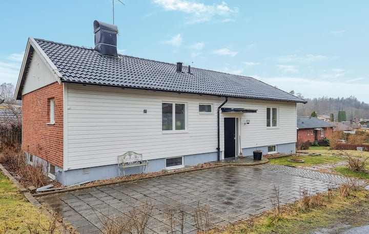 3 Bedroom Cozy Home In Alingsås -