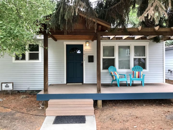 A Stone's Throw | Cascade Cottage -Salt Water Tub - Bend, OR