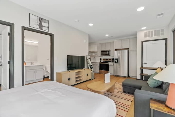 Cozysuites Mass W/ Roof Deck, Lounge & Parking #36 - Indianapolis, IN
