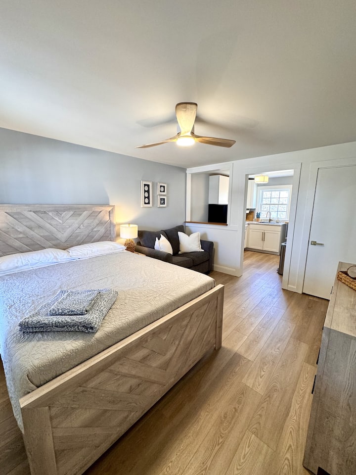 Charming 1-bedroom Suite W/kitchenette And Pool - Maine