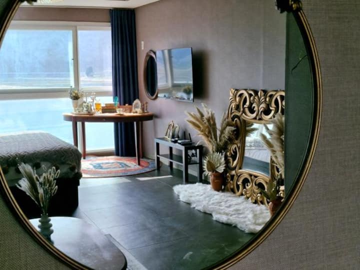 차분한 느낌의 객실, Villa A3(감성도시락 조식,웰컴선셋서비스 무료제공) - Gangneung-si