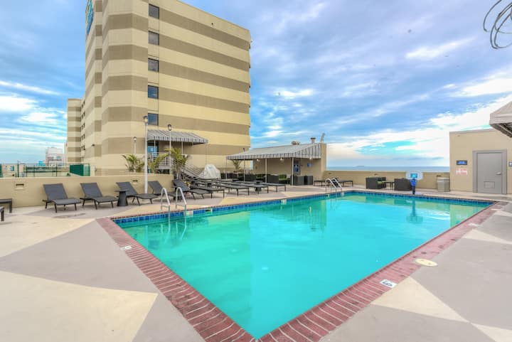 Oceanfront Retreat: Rooftop Pool, Balcony & Beach - Virginia Beach, VA