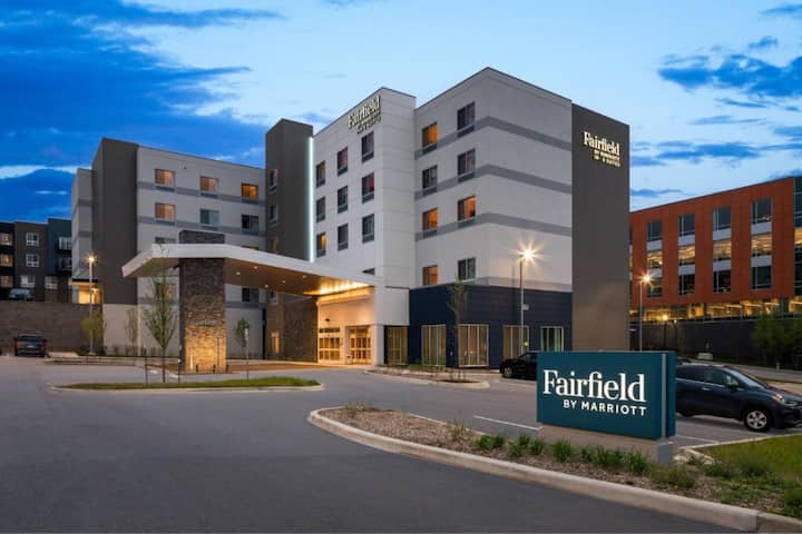 Spacious And Contemporary Stay | Free Breakfast - Kansas City, MO