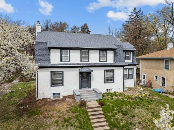 Arcade Games, Pool Table, Huge Deck, Seasonal View - Davenport, IA