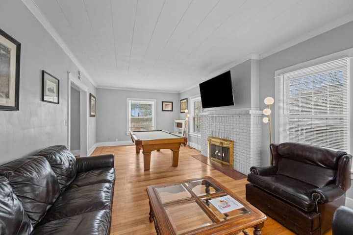 Arcade Games, Pool Table, Huge Deck, Seasonal View - Davenport, IA